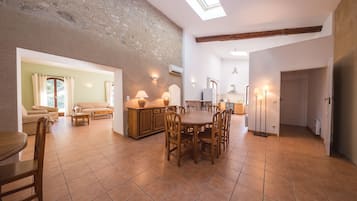 Apartamento, 4 quartos, terraço (Garden) | 3 quartos, cortinas/cortinados opacos, ferro/tábua de engomar
