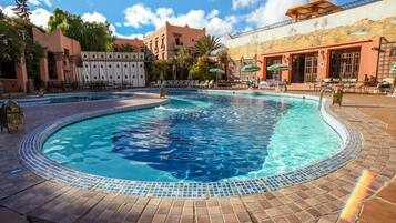 Piscina exterior, guarda-sóis, espreguiçadeiras