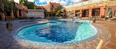 Piscina exterior, guarda-sóis, espreguiçadeiras