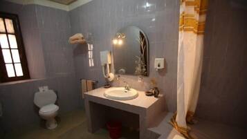 Quarto Triplo Standard | Casa de banho | Uma banheira de imersão total, artigos de higiene pessoal grátis