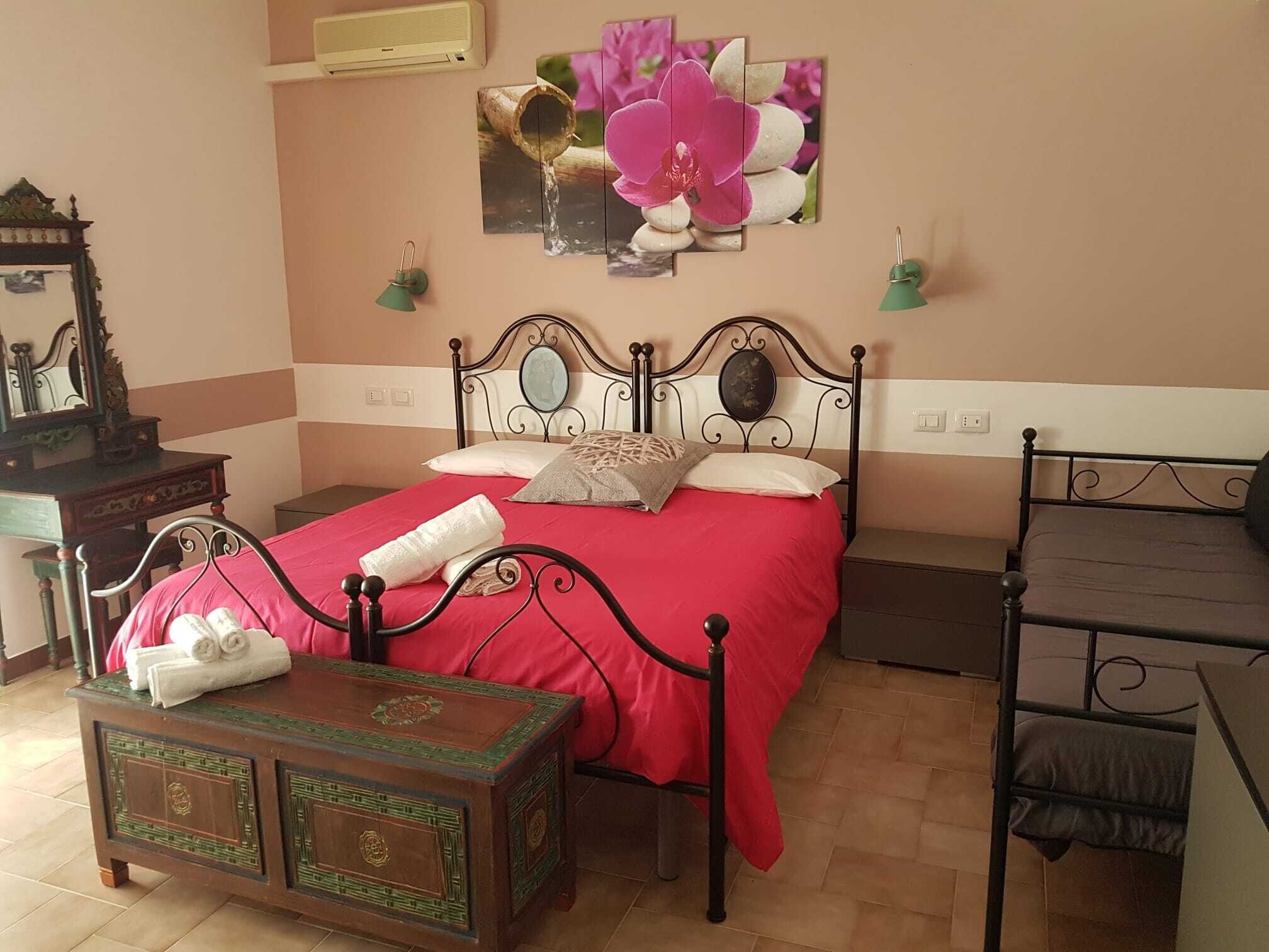 Quarto Triplo, não fumadores, casa de banho privativa (Primula) | Cofre no quarto, secretária, Wi-fi grátis, roupa de cama fornecida 