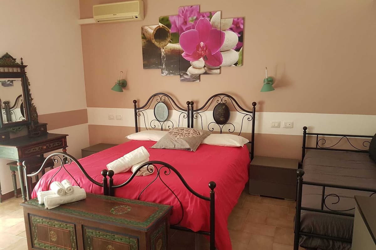 Quarto Triplo, não fumadores, casa de banho privativa (Primula) | Cofre no quarto, secretária, Wi-fi grátis, roupa de cama fornecida