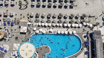 Piscina interior, piscina exterior sazonal