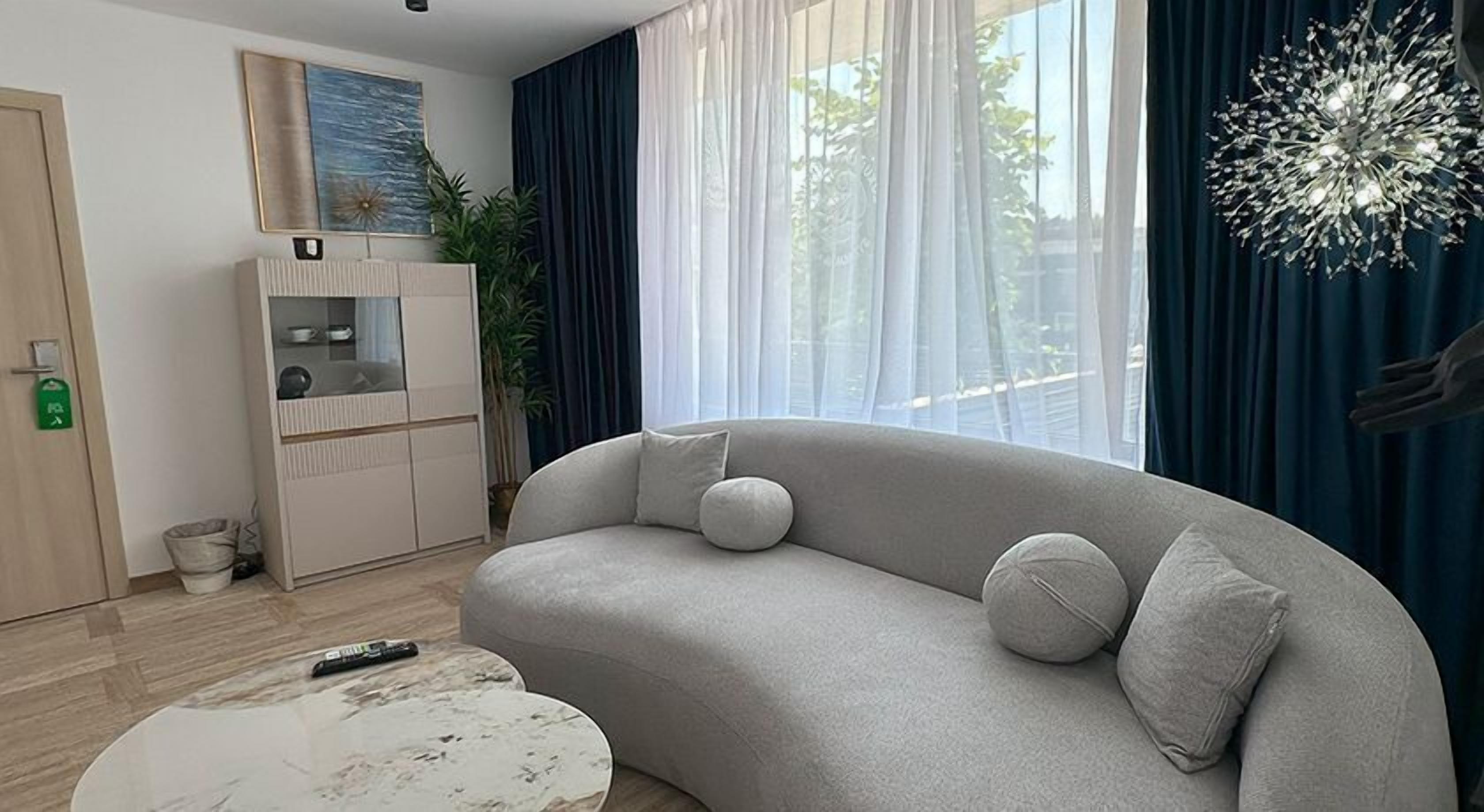 Suíte premium | Área de estar | TV de tela plana