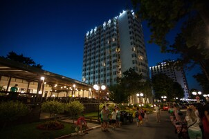 Fachada da propriedade à noite