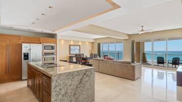 Apartamento em Condomínio Fechado | Sala de estar | TV de ecrã plano, leitor de DVD