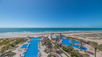 Piscina exterior, guarda-sóis, espreguiçadeiras