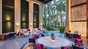 4 bares/lounges, um bar junto à piscina