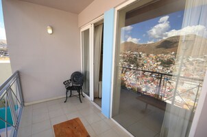 Quarto, 1 cama de casal, varanda, Vista para a cidade | Vista do quarto