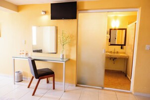 Quarto, 2 camas de casal, Vista para a cidade | Roupa hipoalergénica, ferro/tábua de engomar, Wi-fi grátis 