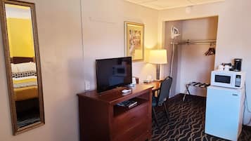 Quarto Standard, 1 cama king-size | Com decoração personalizada, secretária, cortinas/cortinados opacos
