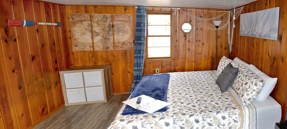 Whitehall Cottages Boutique Motel - Two Full Beds - Michigan