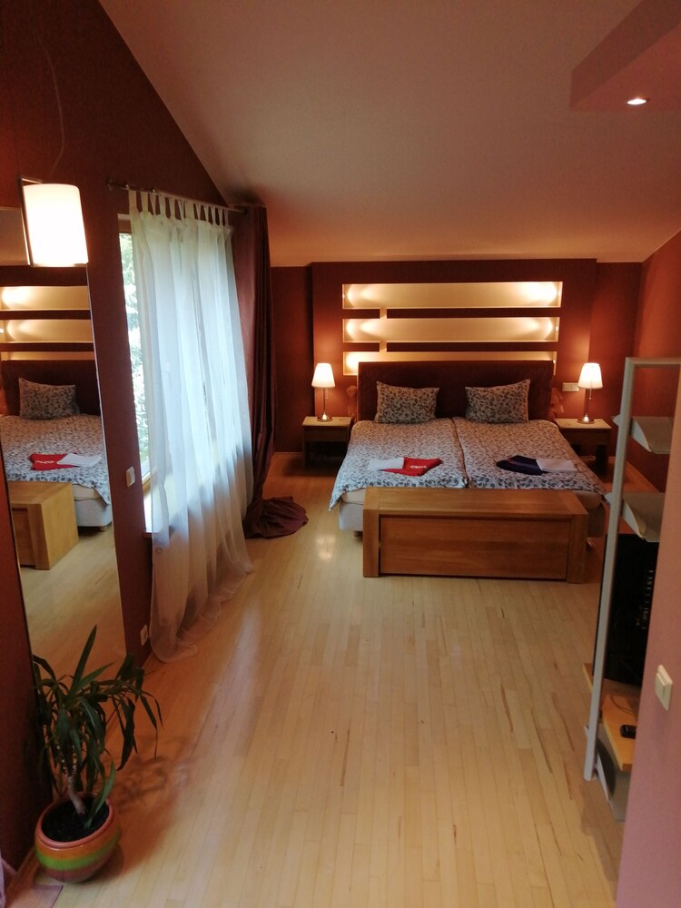 Villa Evergreen In Der Innenstadt Mit Privatem Garten (Garage, Patio & Whirlpool) - Vilnius