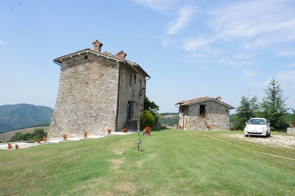 Private Castle & Holiday Villa in Gubbio Umbria, Sleeps 8+, Jacuzzi ...