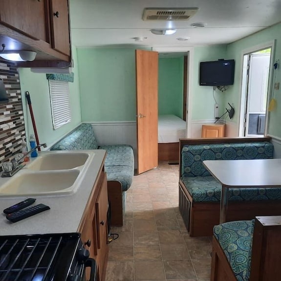 Rock Harbor Cottages, Summers Retreat Camper Mit Kostenlosem Dock Am East Harbor - Ohio