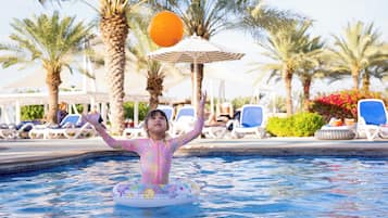 2 piscinas exteriores, guarda-sóis, espreguiçadeiras