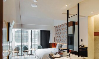 Quarto casal luxo, banheira | Roupas de cama premium, cofres nos quartos, cortinas blackout