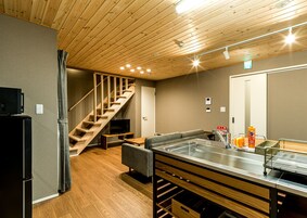 Casa, 2 quartos, para não fumantes (Private Vacation Home 103) | Cozinha privada | Geladeira, micro-ondas, cooktop, chaleira elétrica