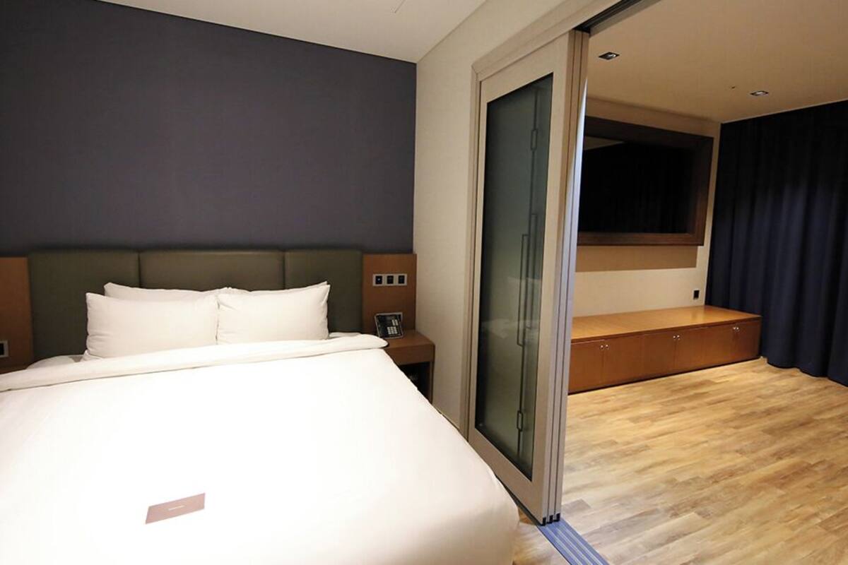 Suíte família, vista para o lago | Escrivaninha, cortinas blackout, quartos à prova de som, roupa de cama