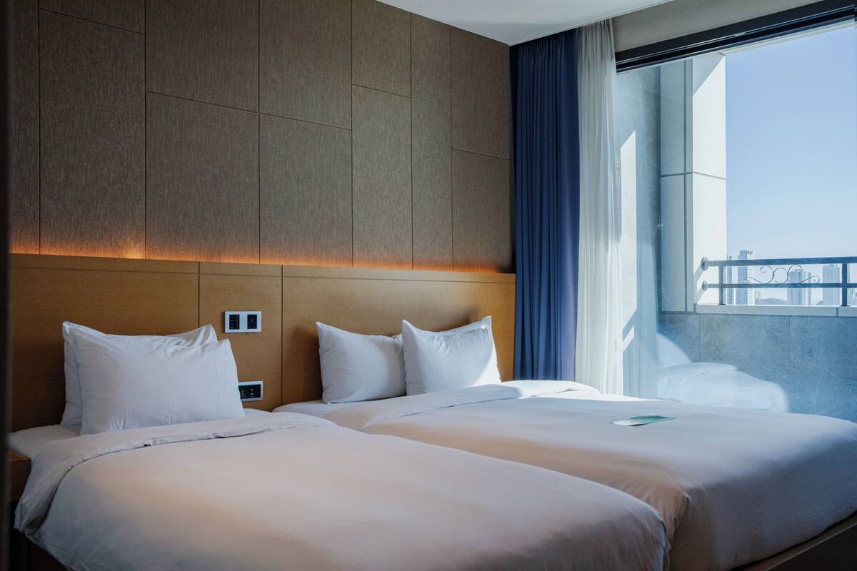 Escrivaninha, cortinas blackout, quartos à prova de som, roupa de cama