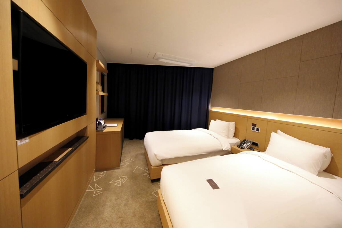 Escrivaninha, cortinas blackout, quartos à prova de som, roupa de cama