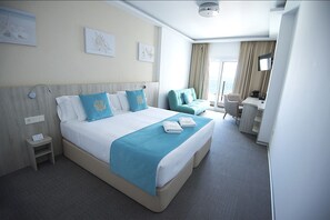 Minibar, cofre com capacidade para portátil, secretária