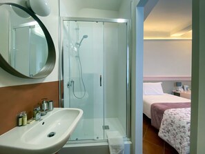 Quarto solteiro clássico | Roupas de cama premium, edredons de pluma, individualmente mobiliados