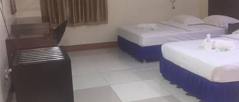 Quarto família | Escrivaninha, Wi-Fi de cortesia, roupa de cama