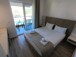 Estúdio design, 1 quarto, vista para a piscina, ao lado da piscina | Cofres nos quartos, cortinas blackout, Wi-Fi de cortesia, roupa de cama