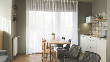 Estúdio, 1 quarto, varanda | Refeições no quarto