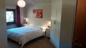 1 quarto, cofre no quarto, secretária 
