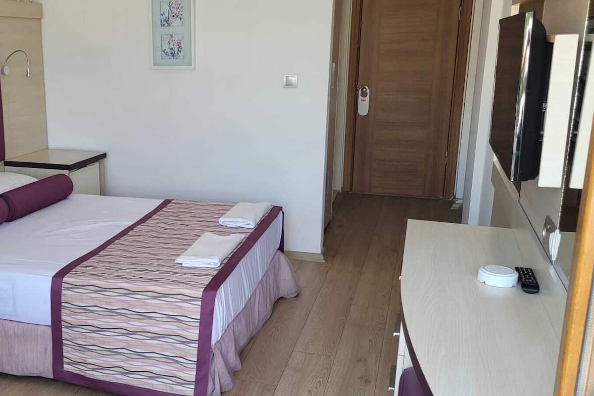 Minibar, Wi-fi grátis, roupa de cama fornecida