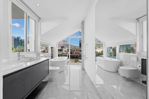 Three Bedroom Luxury Premier Penthouse 2 | Casa de banho | Um polibã e uma banheira separados, artigos de higiene pessoal grátis