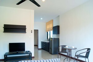 Deluxe Double Room | Sala de estar | TV de tela plana 32 polegadas com canais a cabo, TV