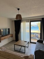 Suite Comfort, 1 quarto, vista para o mar | Sala de estar | Televisor LCD 