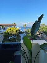 Quarto triplo conforto, terraço, vista para o mar | Terraço/pátio