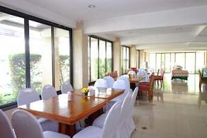Café da manhã com buffet todos os dias mediante uma taxa