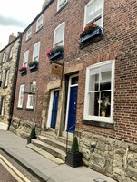 Fachada do alojamento (tarde/noite)