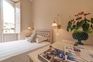 Quarto solteiro superior | Frigobar, escrivaninha, berços grátis