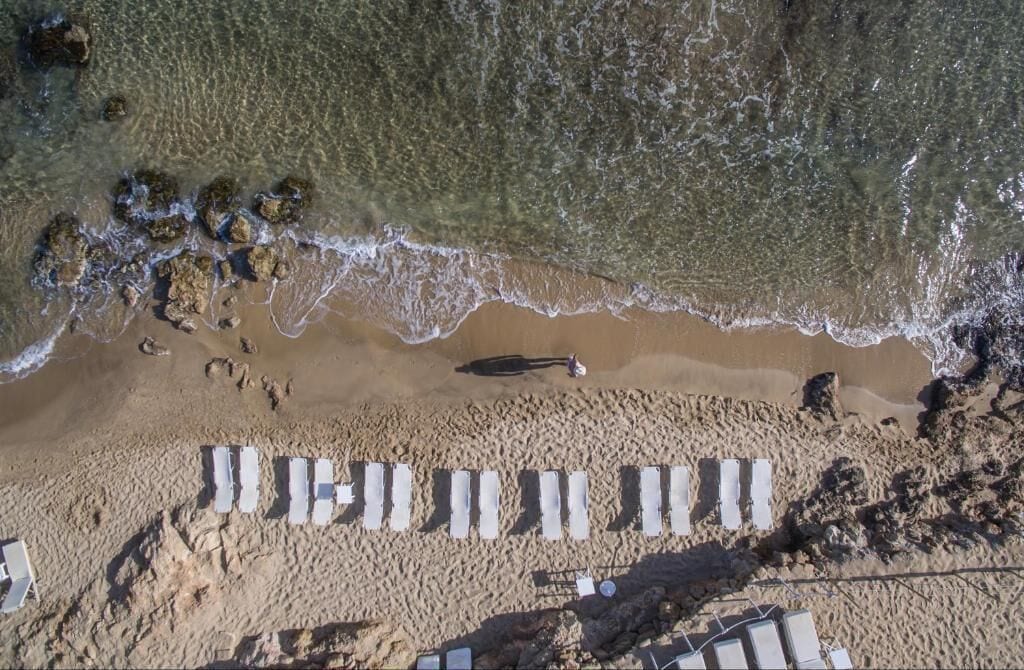 Na praia, espreguiçadeiras, guarda-sóis de praia, remo/canoagem 