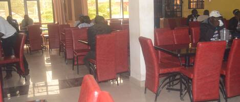 Café da manhã, almoço e jantar; local e internacional