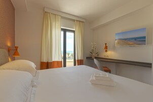 Roupa de alta qualidade, minibar, cofre no quarto, secretária 