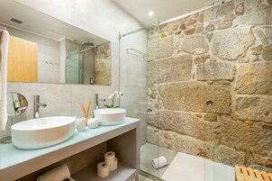 Apartamento Deluxe, 1 quarto, varanda (2) | Casa de banho | Um polibã, artigos de higiene pessoal grátis, um secador de cabelo 