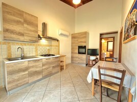 Apartamento clássico, 2 quartos | Área de estar | TV de tela plana