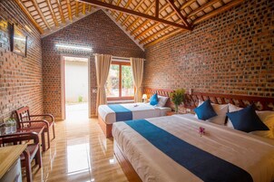 Frigobar, escrivaninha, cortinas blackout, quartos à prova de som