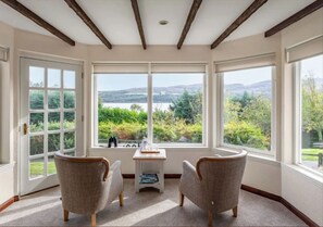 Casa de campo, 2 quartos, vista para o lago | Área de estar | TV de tela plana