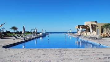 Piscina exterior, guarda-sóis, espreguiçadeiras