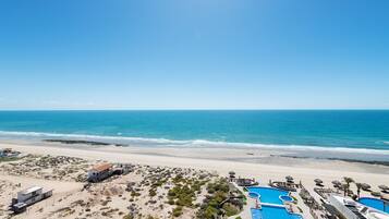 Piscina exterior, guarda-sóis, espreguiçadeiras