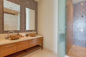 Apartamento Panorâmico em Condomínio Fechado, 4 quartos | Casa de banho | Uma combinação polibã/banheira, uma banheira de hidromassagem 