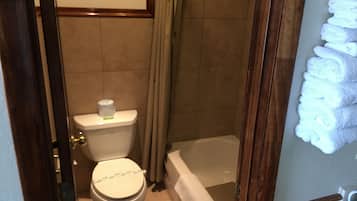 Quarto casal conforto, 2 camas Queen, vista para a montanha | Banheiro | Chuveiro